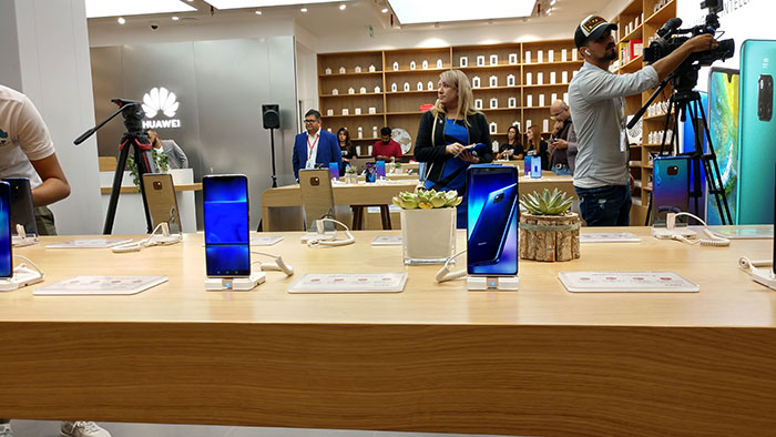 Huawei opens flagship store in Mall of Emirates, Dubai (UAE ...