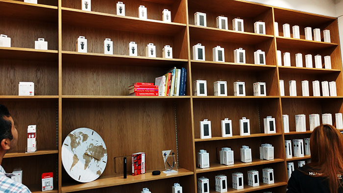 Huawei opens flagship store in Mall of Emirates, Dubai (UAE ...