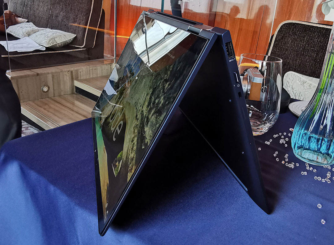 HP-Elite-DragonFly-Laptop-Tent_Mode – CriticReviewer.com